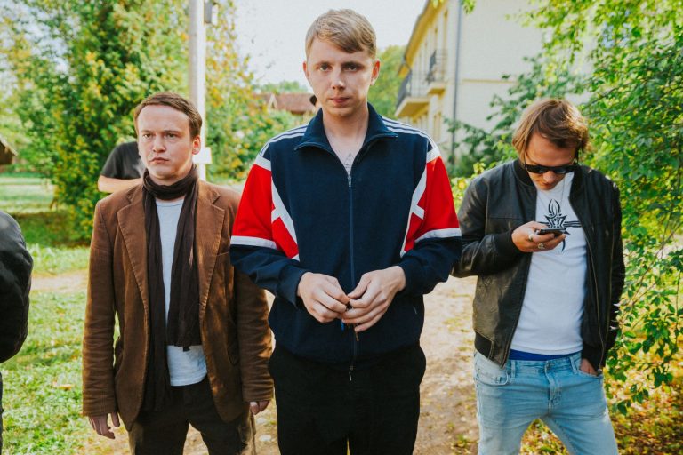 Iznācis jauns pašmāju seriāls – “Lielie muļķi” | Dzeltenais.lv